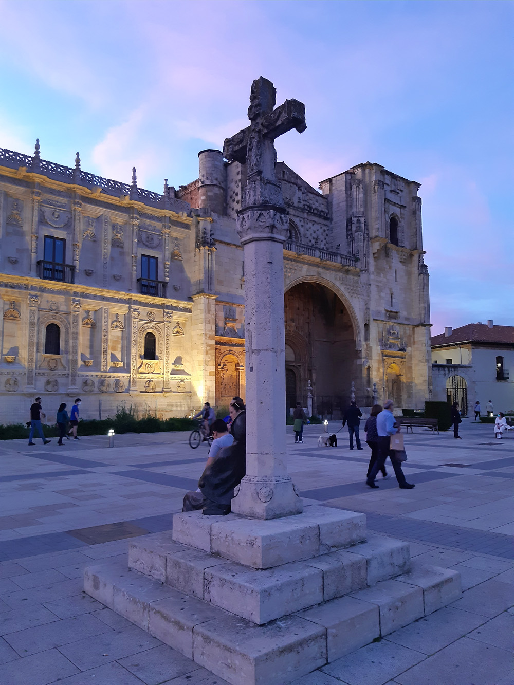 Highlights of a self-guided walking tour of León (Spain)